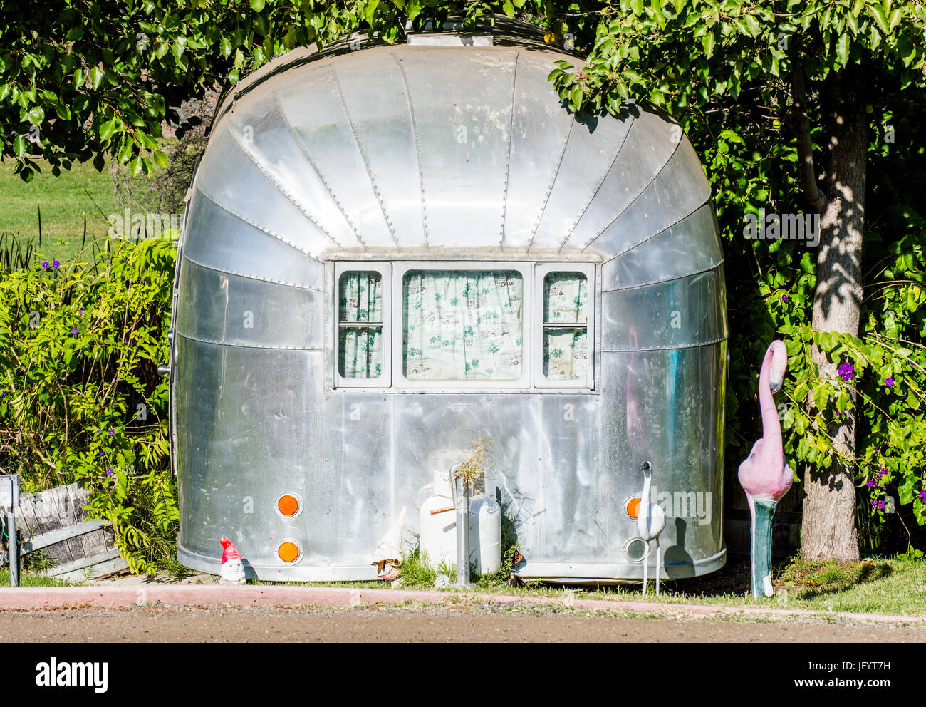 weathered mobile home in abandoned trailer park Stock Photo - Alamy