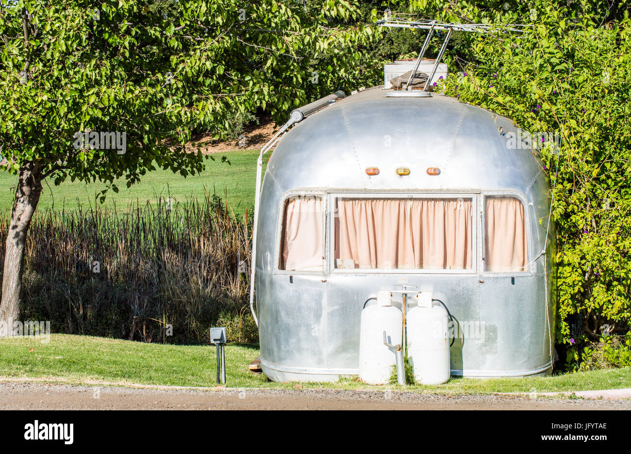 Abandoned mobile home hi-res stock photography and images - Alamy