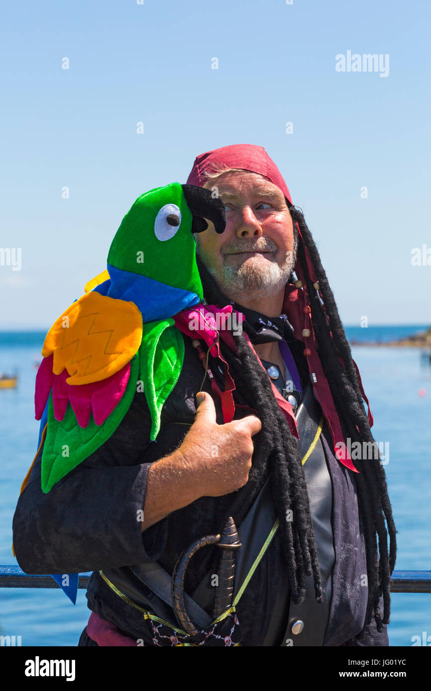 Pirate with parrot on shoulder hi-res stock photography and images - Alamy