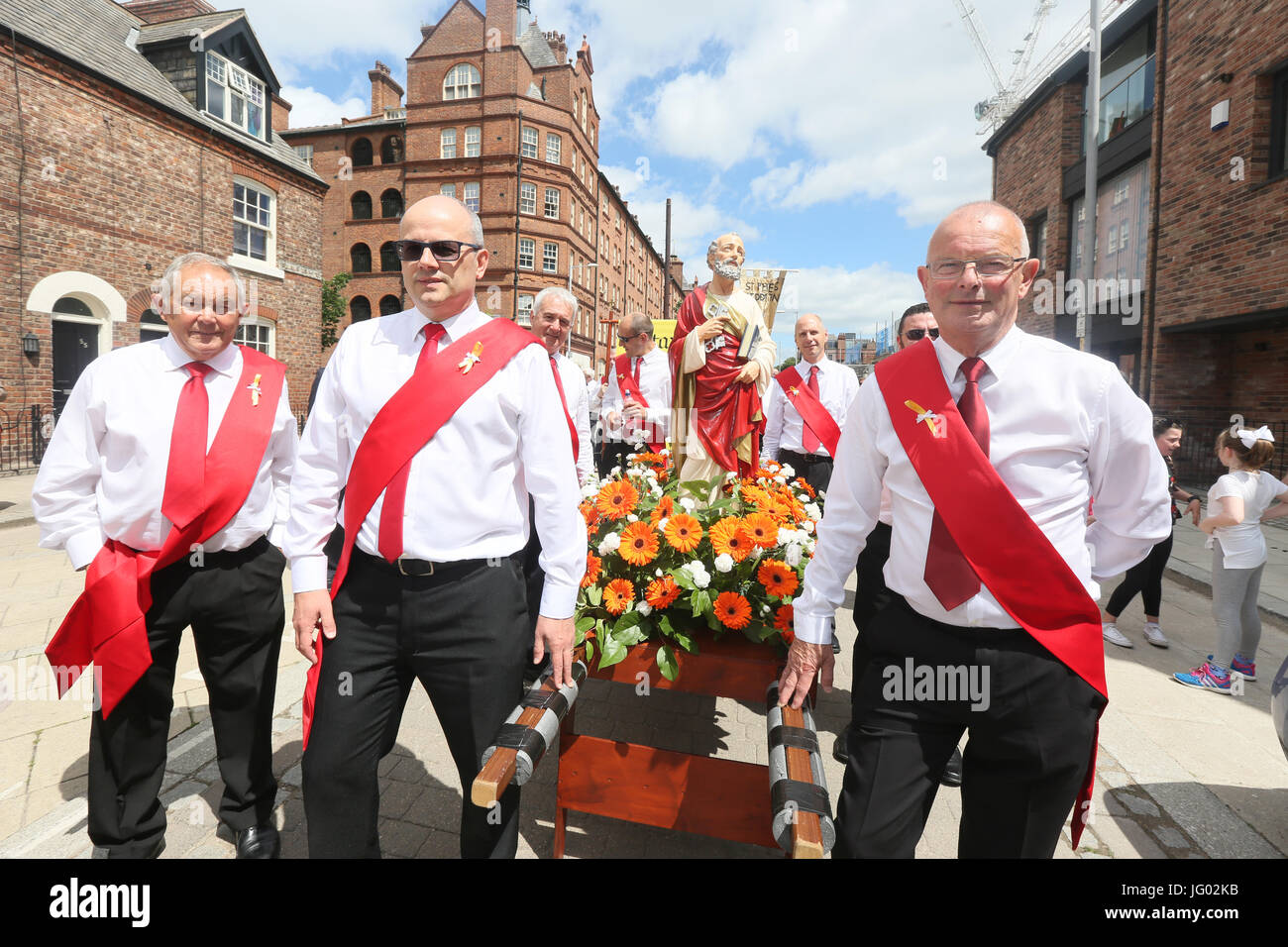 Manchester, UK. 2nd July, 2017. . Men ready to carry a statue for the ...
