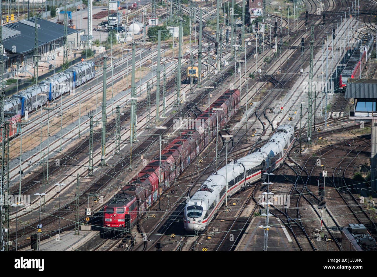 Mainz, Germany. 20th June, 2017. A cargo train and an ICE (Inter City ...
