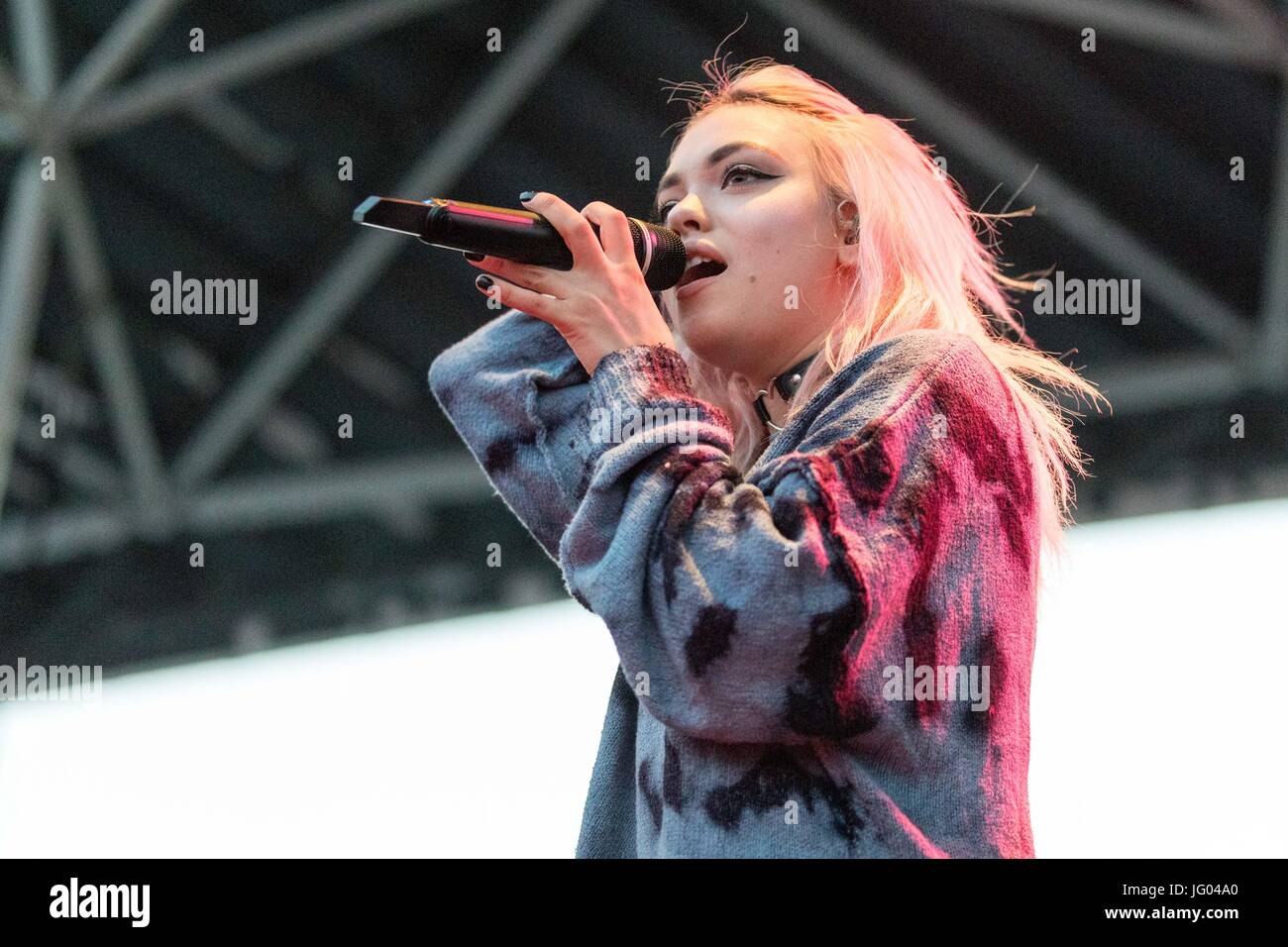 Milwaukee, Wisconsin, USA. 1st July, 2017. RENA LOVELIS of Hey Violet ...