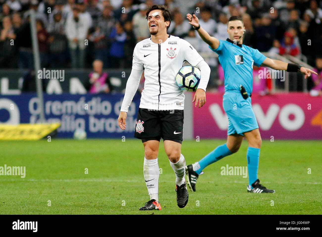 SÃO PAULO, SP - 02.07.2017: CORINTHIANS X BOTAFOGO - Fagner laughs at ...
