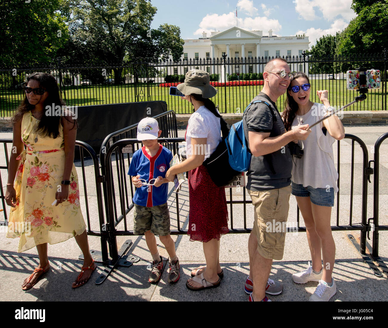 Washington, DC, USA. 02nd July, 2017. Tourists snap selfies and pose ...