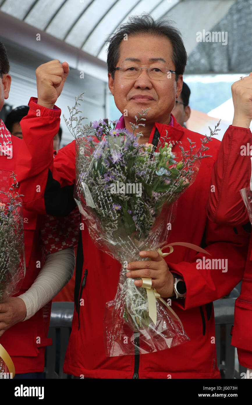 Hong Joon-pyo elected to lead main opposition party Former presidential ...