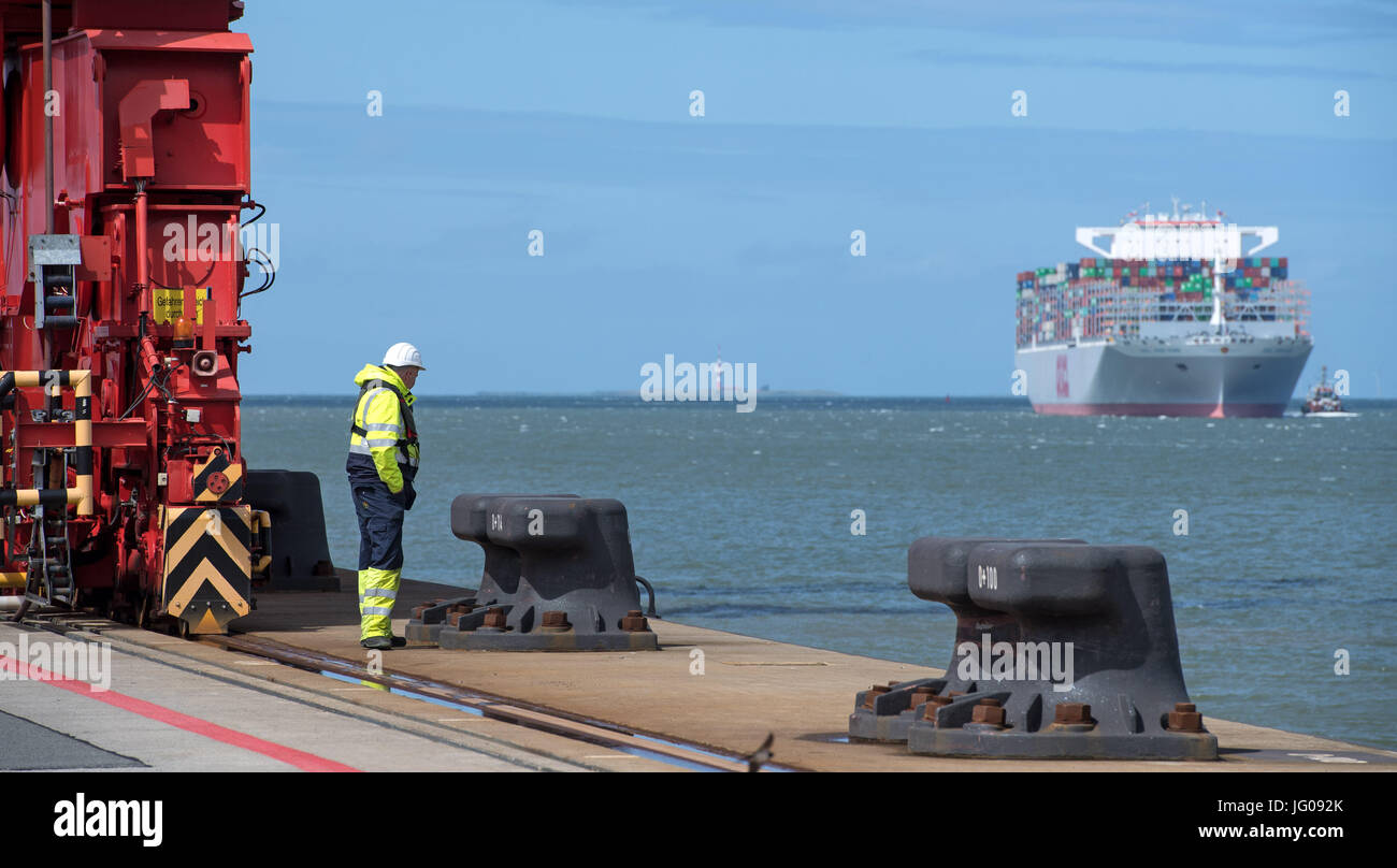 Wilhelmshaven, Germany. 2nd July, 2017. The freight ship OOCL Hong Kong ...