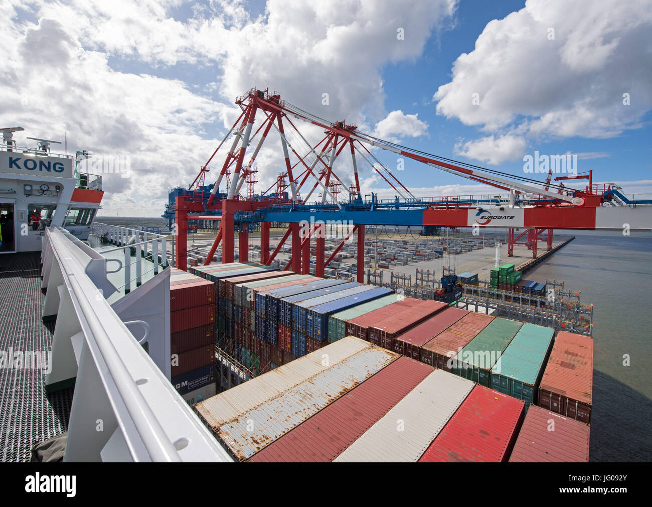Wilhelmshaven, Germany. 2nd July, 2017. The freight ship OOCL Hong Kong ...
