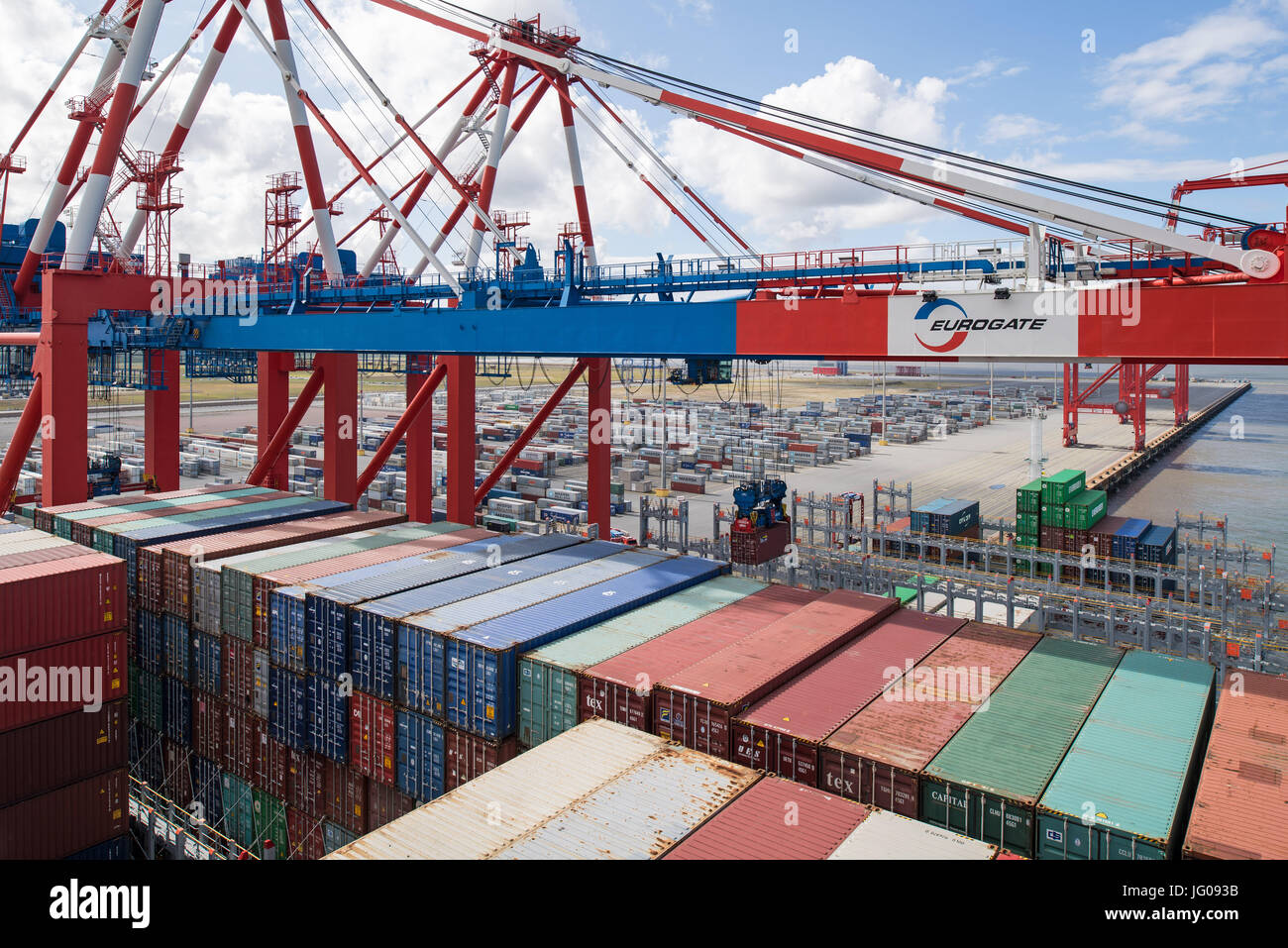 Wilhelmshaven, Germany. 2nd July, 2017. The freight ship OOCL Hong Kong ...