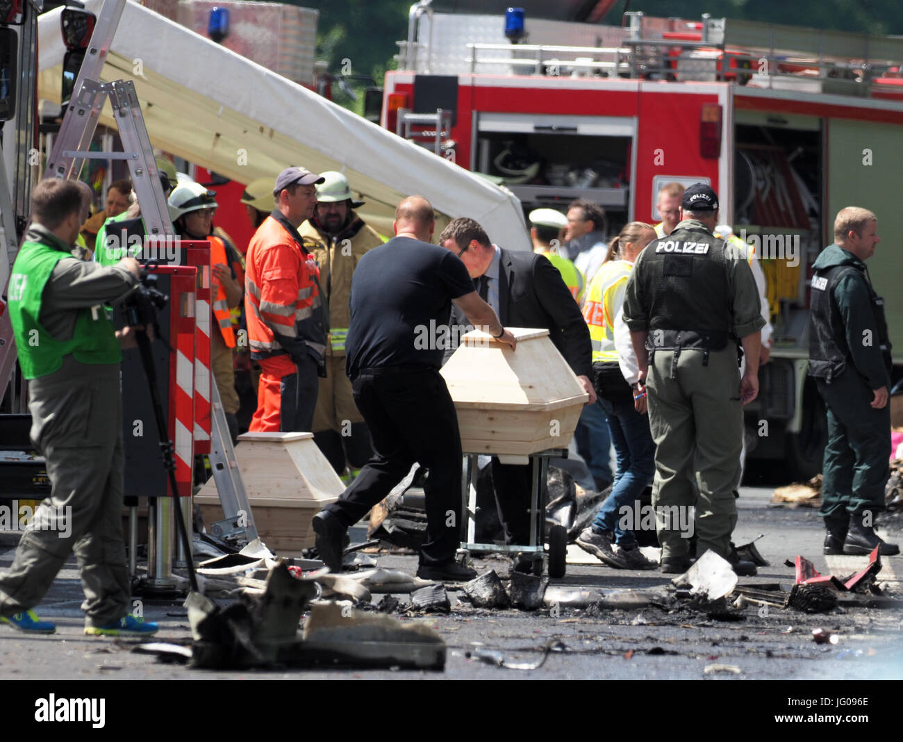 Muenchberg, Germany. 3rd July, 2017. Undertakers bring two wooden ...