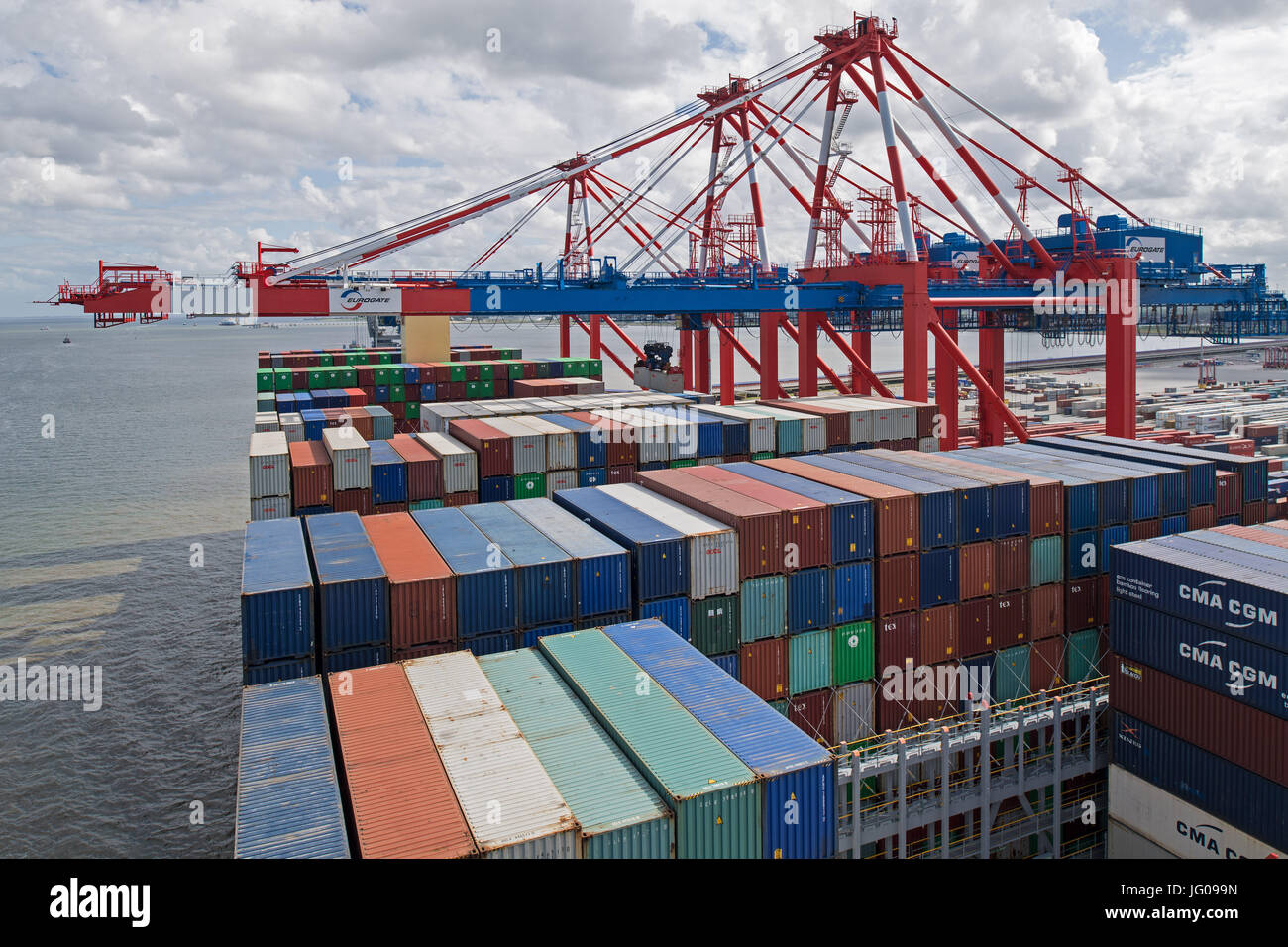 400 meters container ship hi-res stock photography and images - Alamy