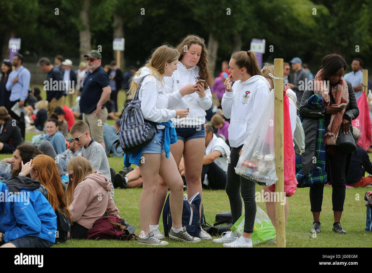 Wimbledon London, UK. 3rd Jul, 2017. Thousands of tennis fans queue for ...