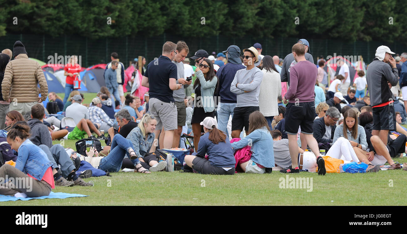 Wimbledon London, UK. 3rd Jul, 2017. Thousands of tennis fans queue for ...