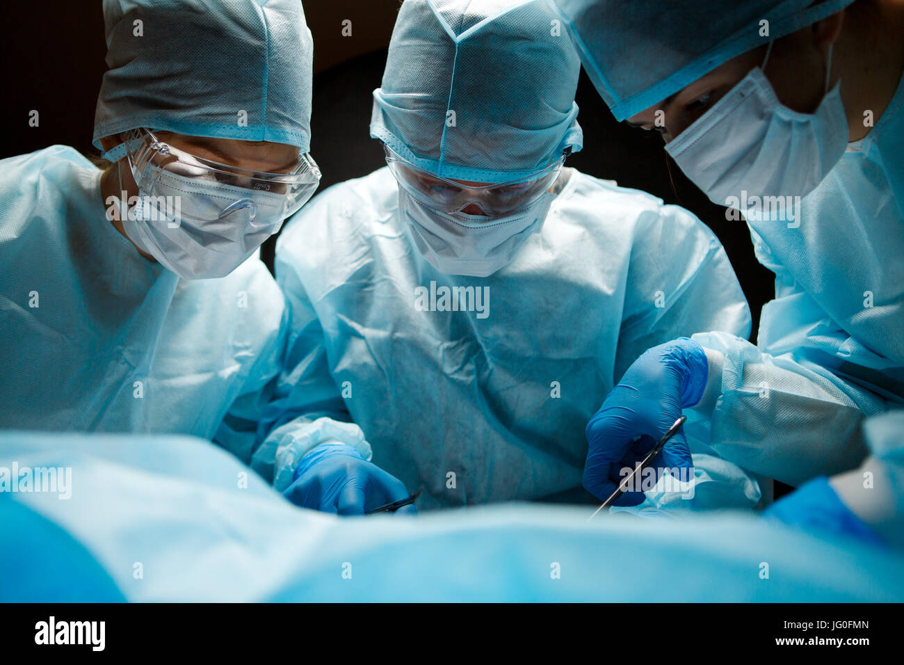 Female medical doctors operating hi-res stock photography and images ...