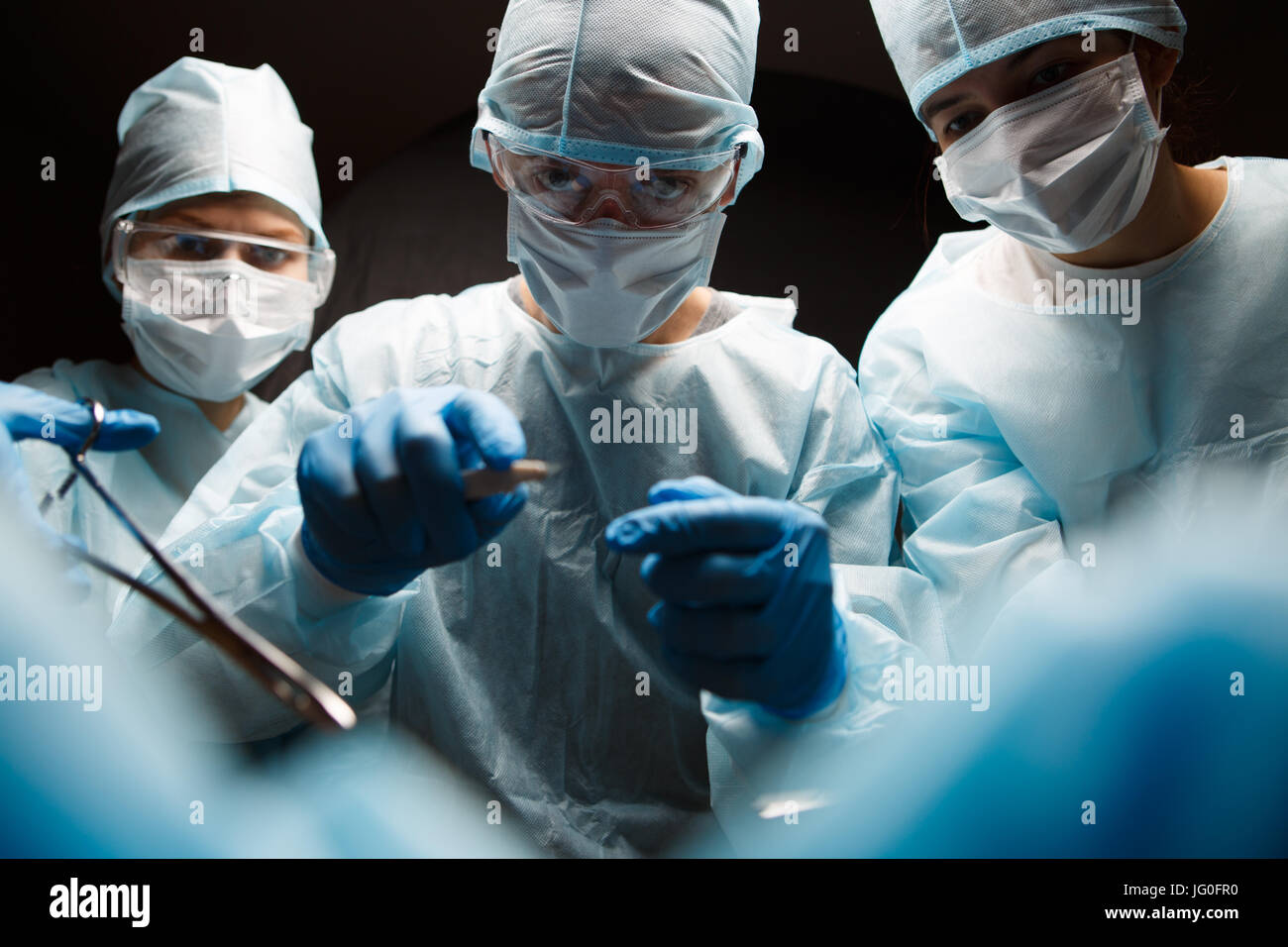 Doctors surgeons operating patient hi-res stock photography and images ...