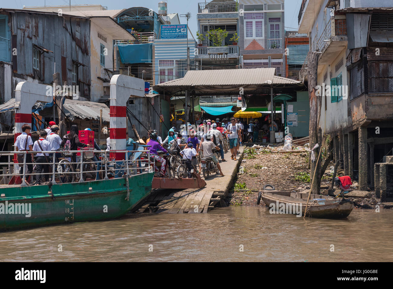 Passengers getting off river hi-res stock photography and images - Alamy