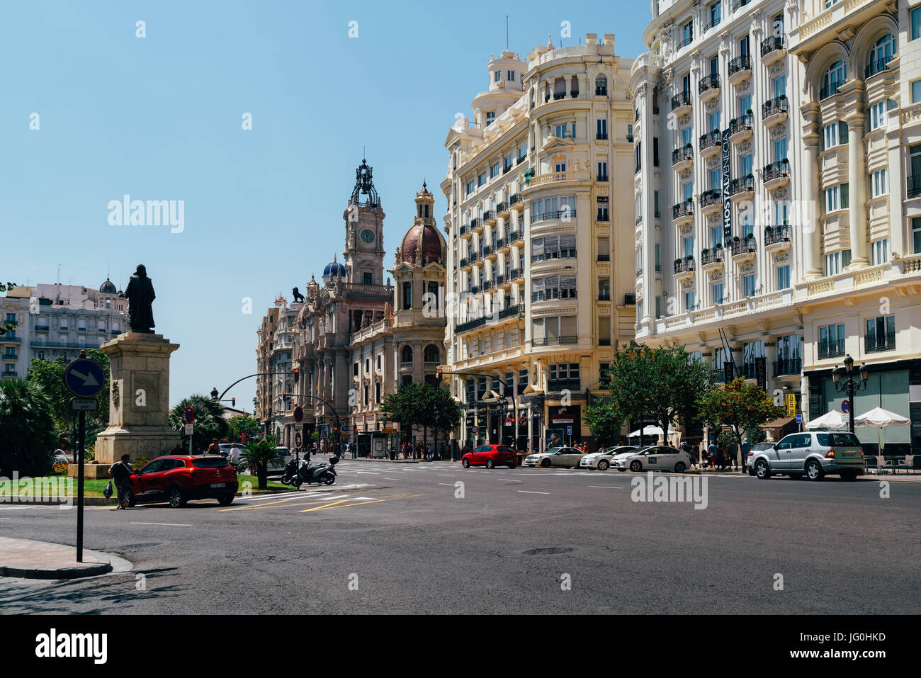 VALENCIA, SPAIN - AUGUST 06, 2016: Everyday Life In Busy Downtown ...