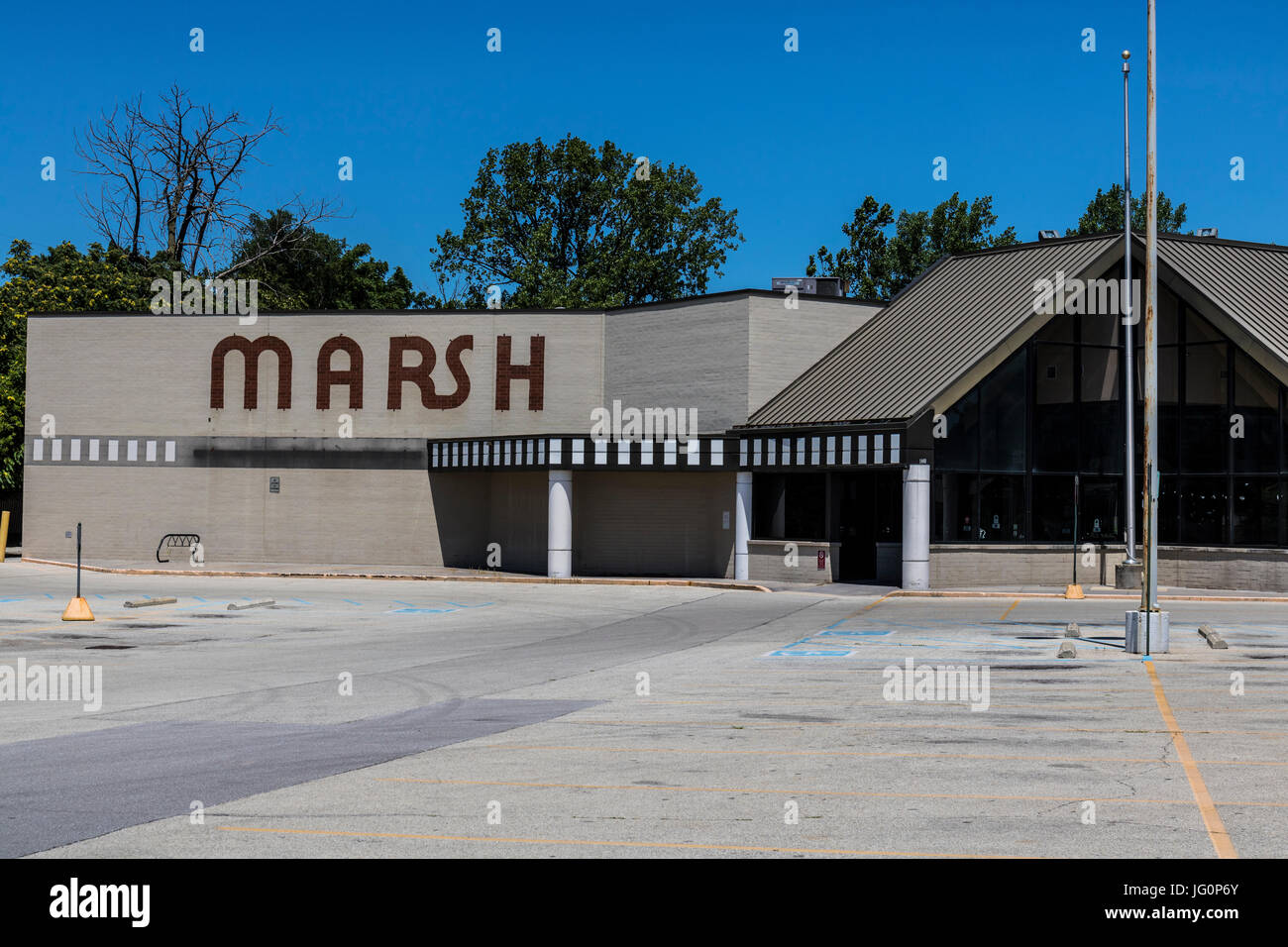 Indianapolis - Circa July 2017: Recently shuttered Marsh Supermarket ...