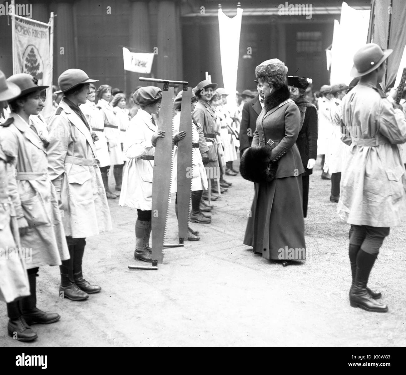 Land girls hi-res stock photography and images - Alamy