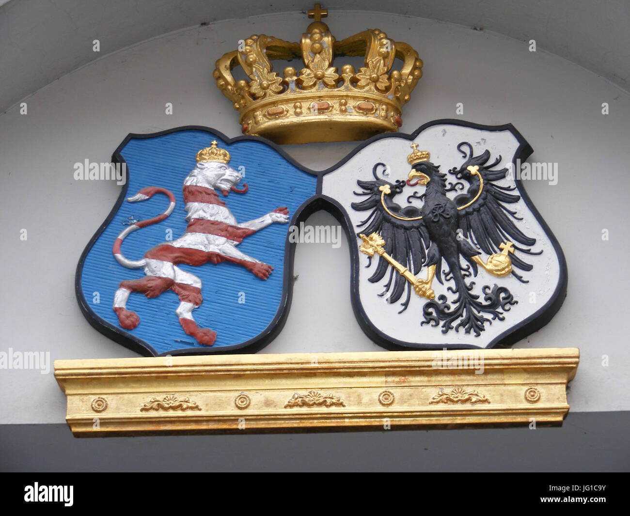 Fulda - Friedrichstraße 13, Wappen über dem Eingang Stock Photo - Alamy