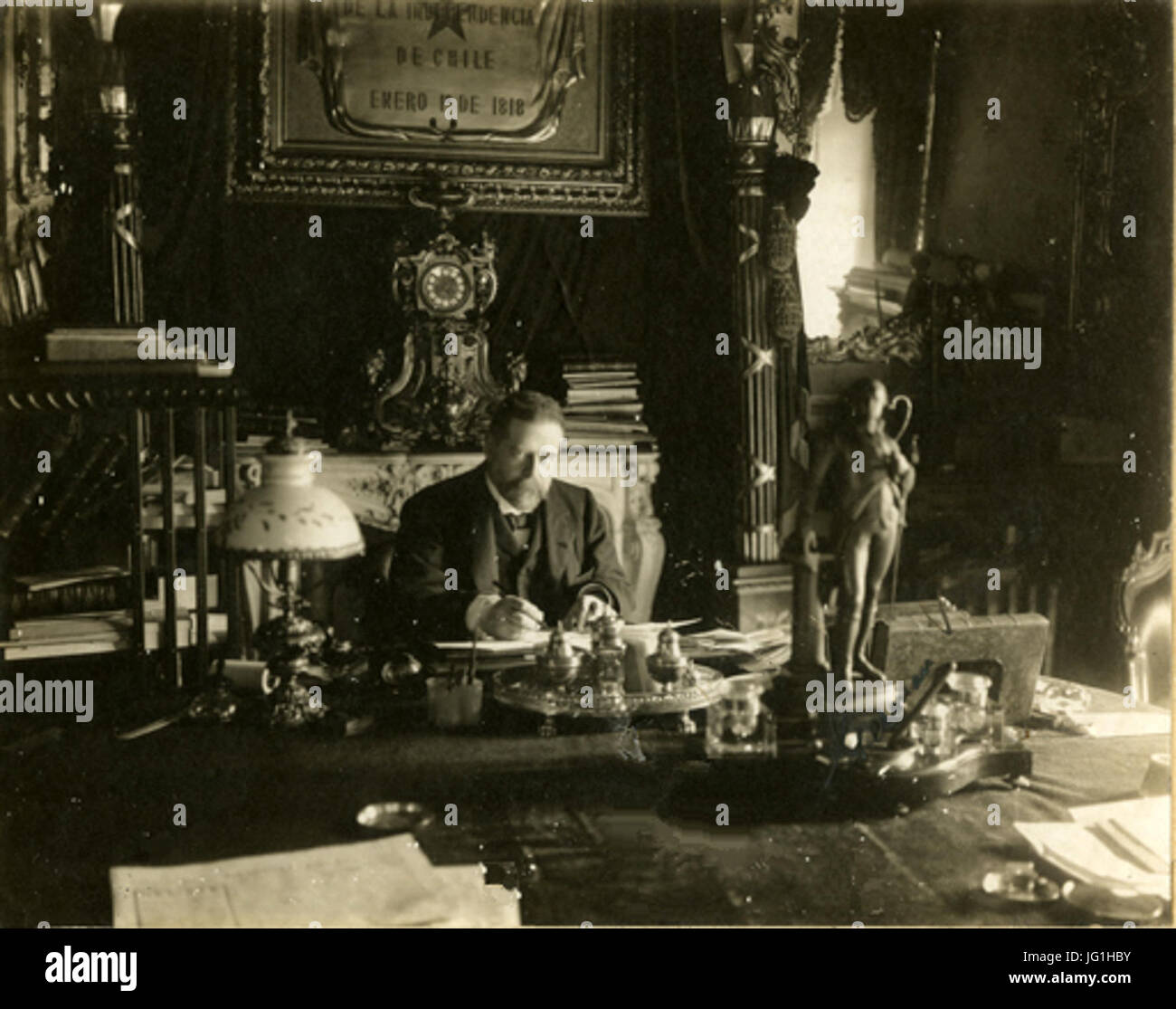 Germán Riesco sentado en su escritorio Stock Photo - Alamy