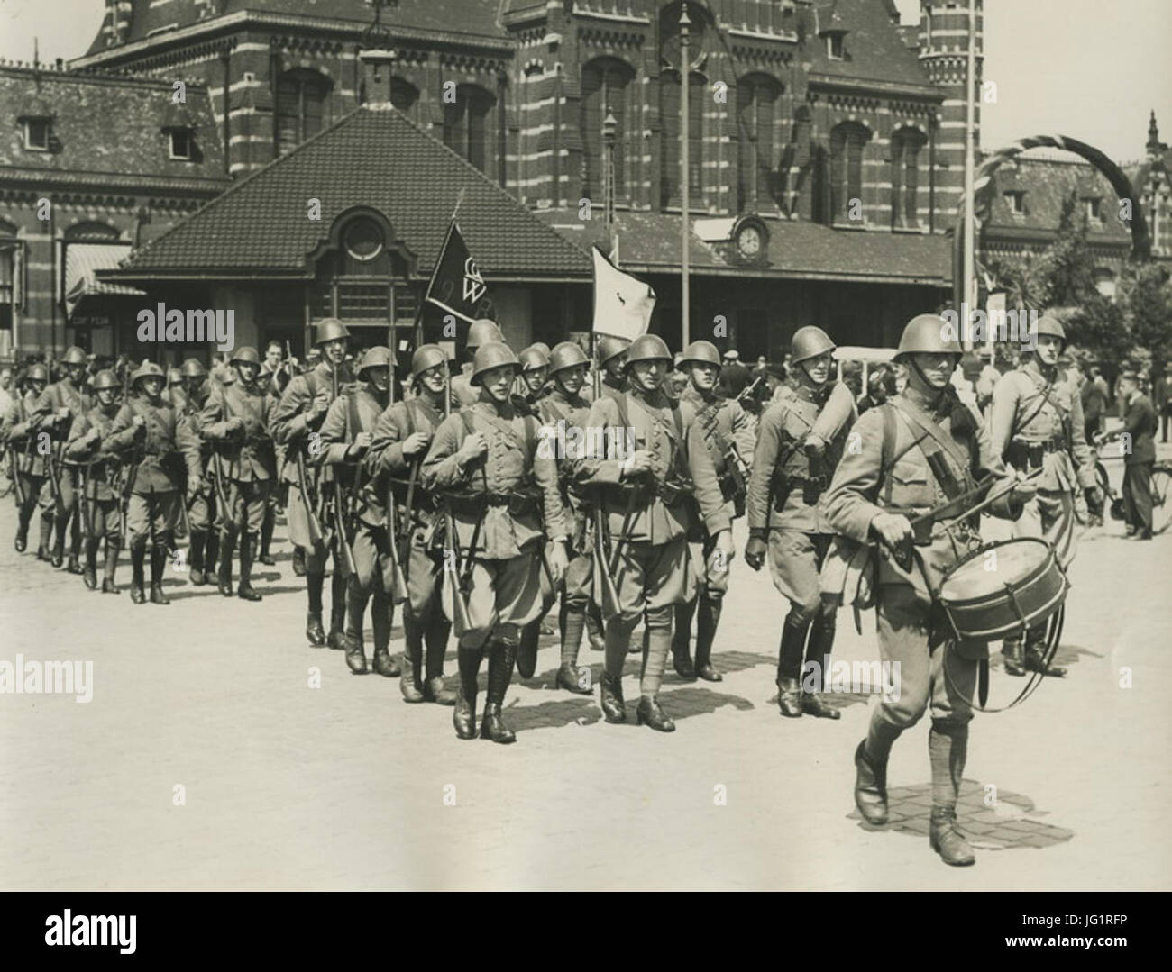 De detachementen van het eerste en het negende Regiment Infanterie uit ...