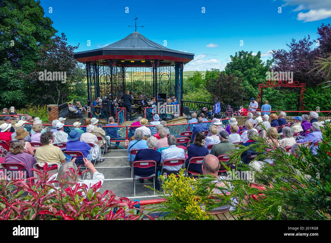 Saltburn-by-the-Sea bandstand with silver band and big audience Stock ...