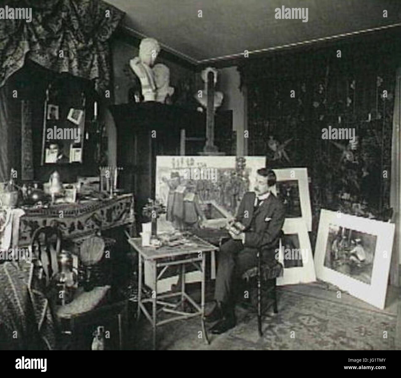 De schilder Hendrik Maarten Krabbé in zijn atelier gefotografeerd door ...