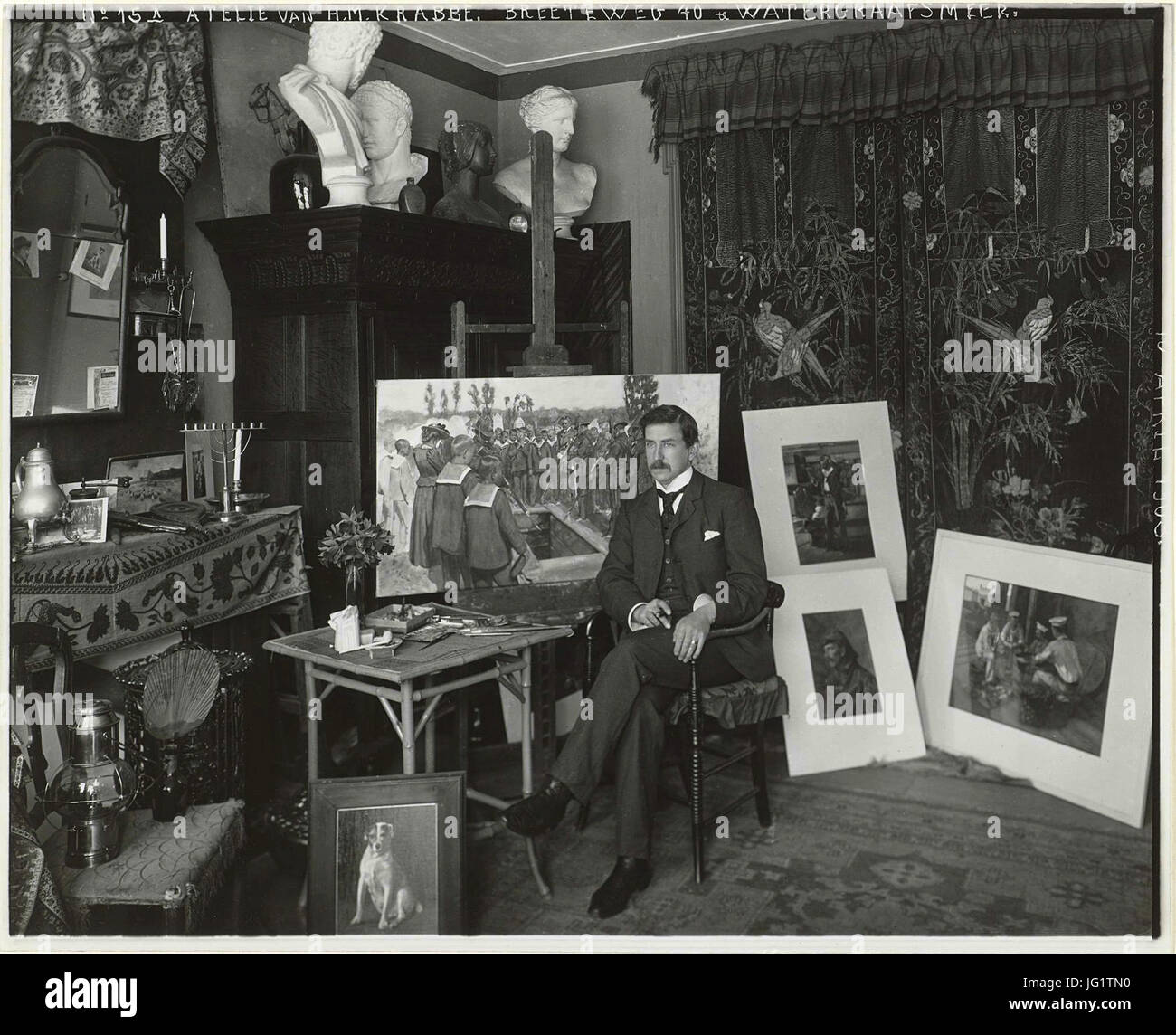 De schilder Hendrik Maarten Krabbé in zijn atelier, gefotografeerd door ...