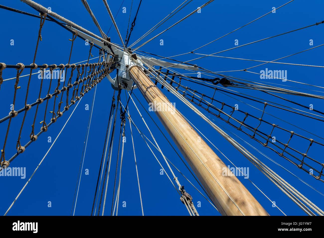Sailboat rigging and big mast Stock Photo - Alamy