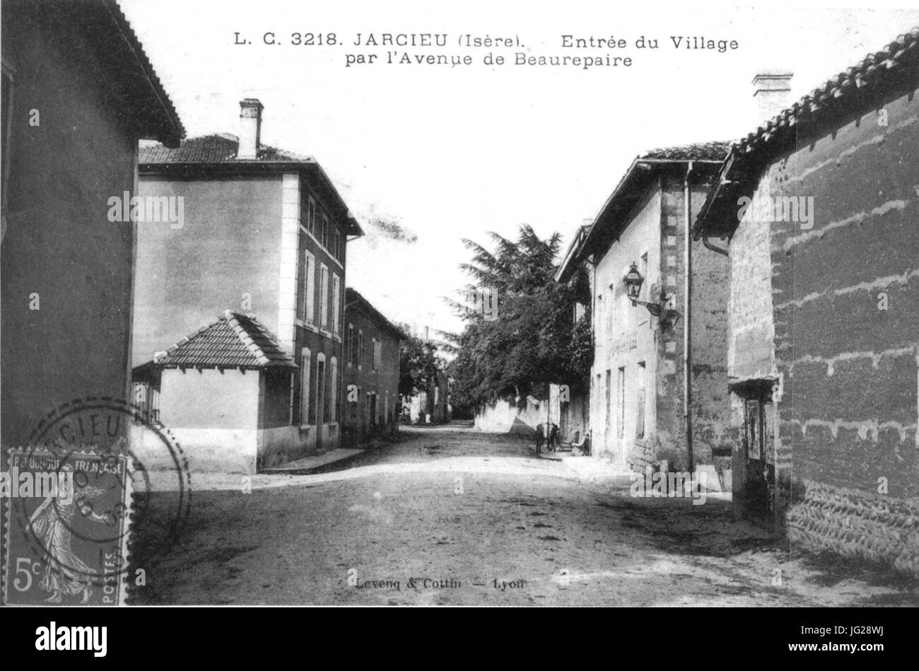 Jarcieu, entrée du village par l'avenue de beaurepaire en 1909, p 109 ...