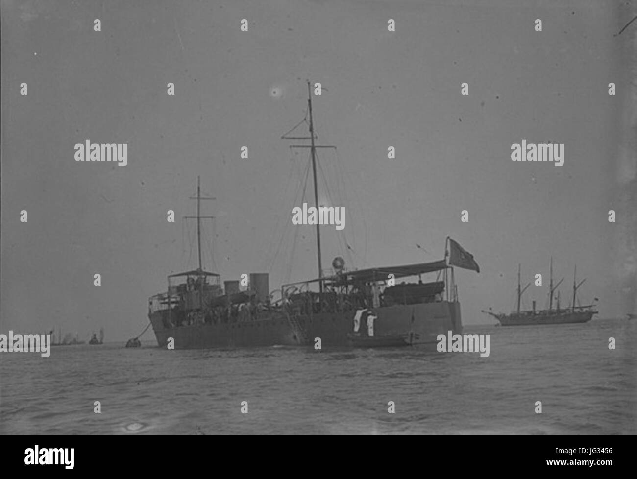 Le destroyer portugais Douro 28poupe et barque29 Stock Photo - Alamy
