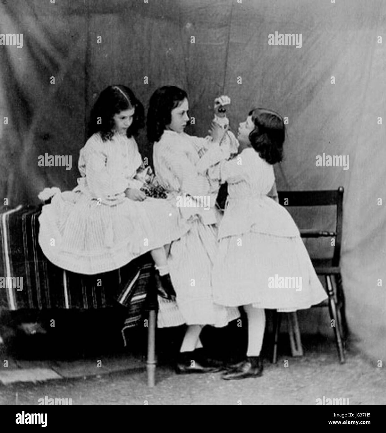 Liddell Edith Lorina 26 Alice Open your mouth... 28Lewis Carroll 07. ...