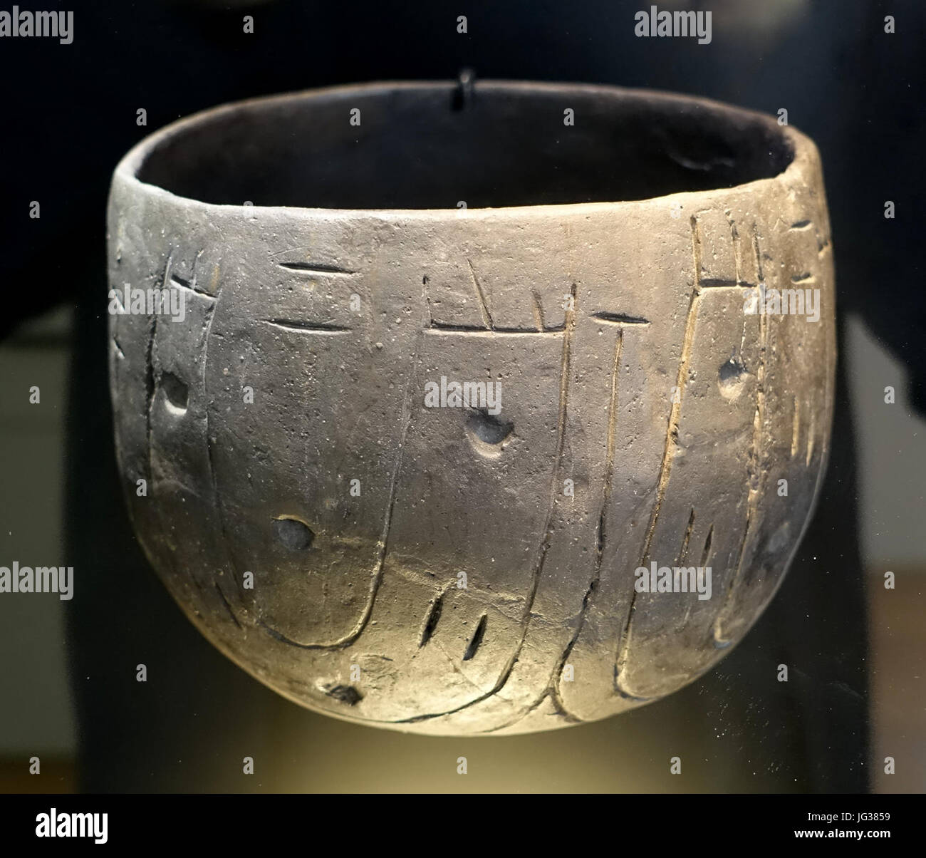 Linear pottery hi-res stock photography and images - Alamy