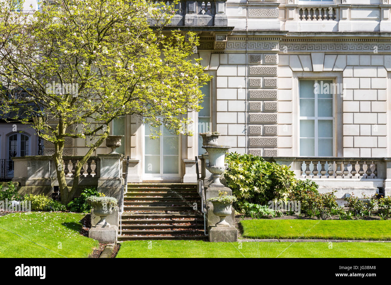 Country manor house front door hi-res stock photography and images - Alamy