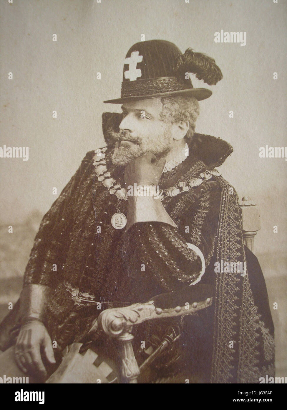 Herman Devriès en tenue de scène, vers 1893 Stock Photo - Alamy