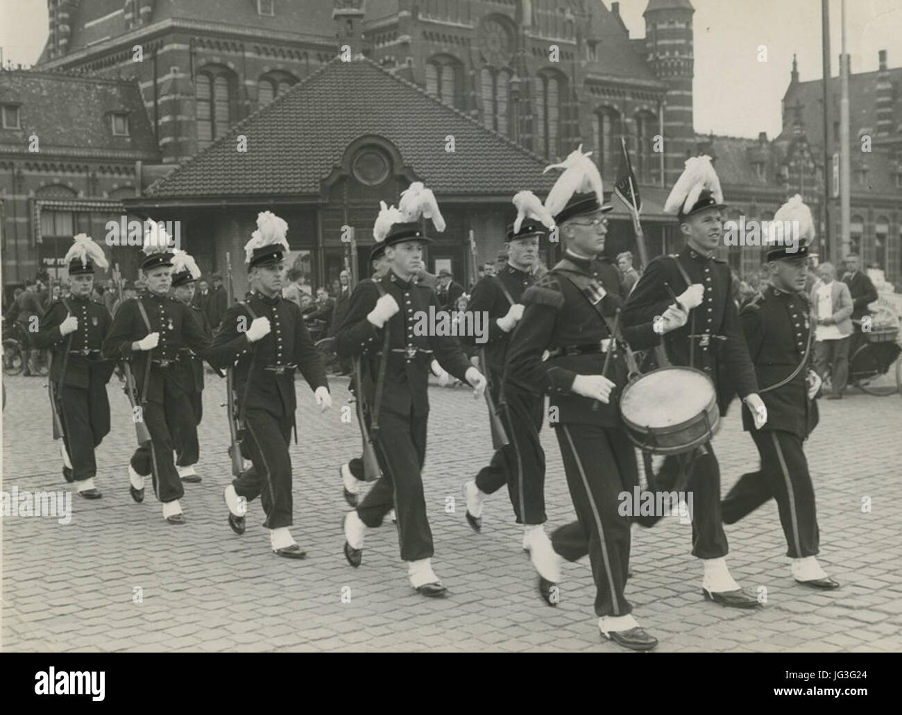 Het detachement van de Utrechtse Studenten Weerbaarheid onder leiding ...