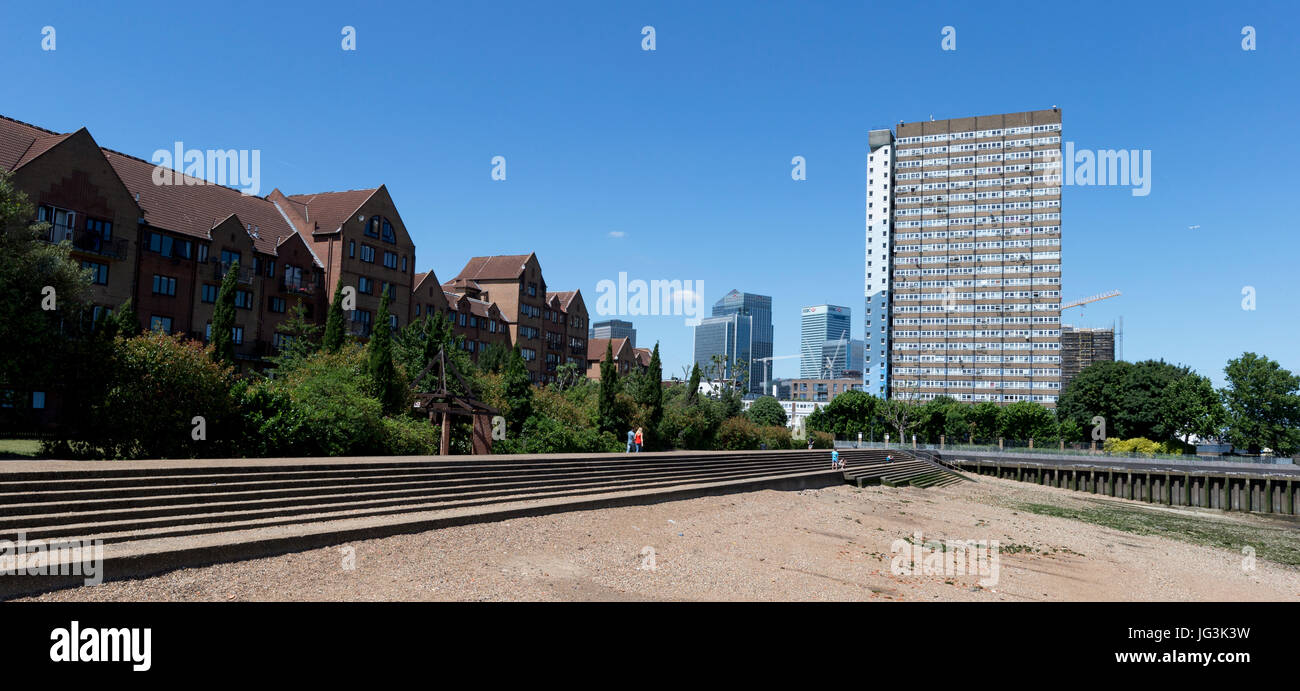 View of Kelson House and the Thames foreshore, Isle of Dogs, London, UK ...