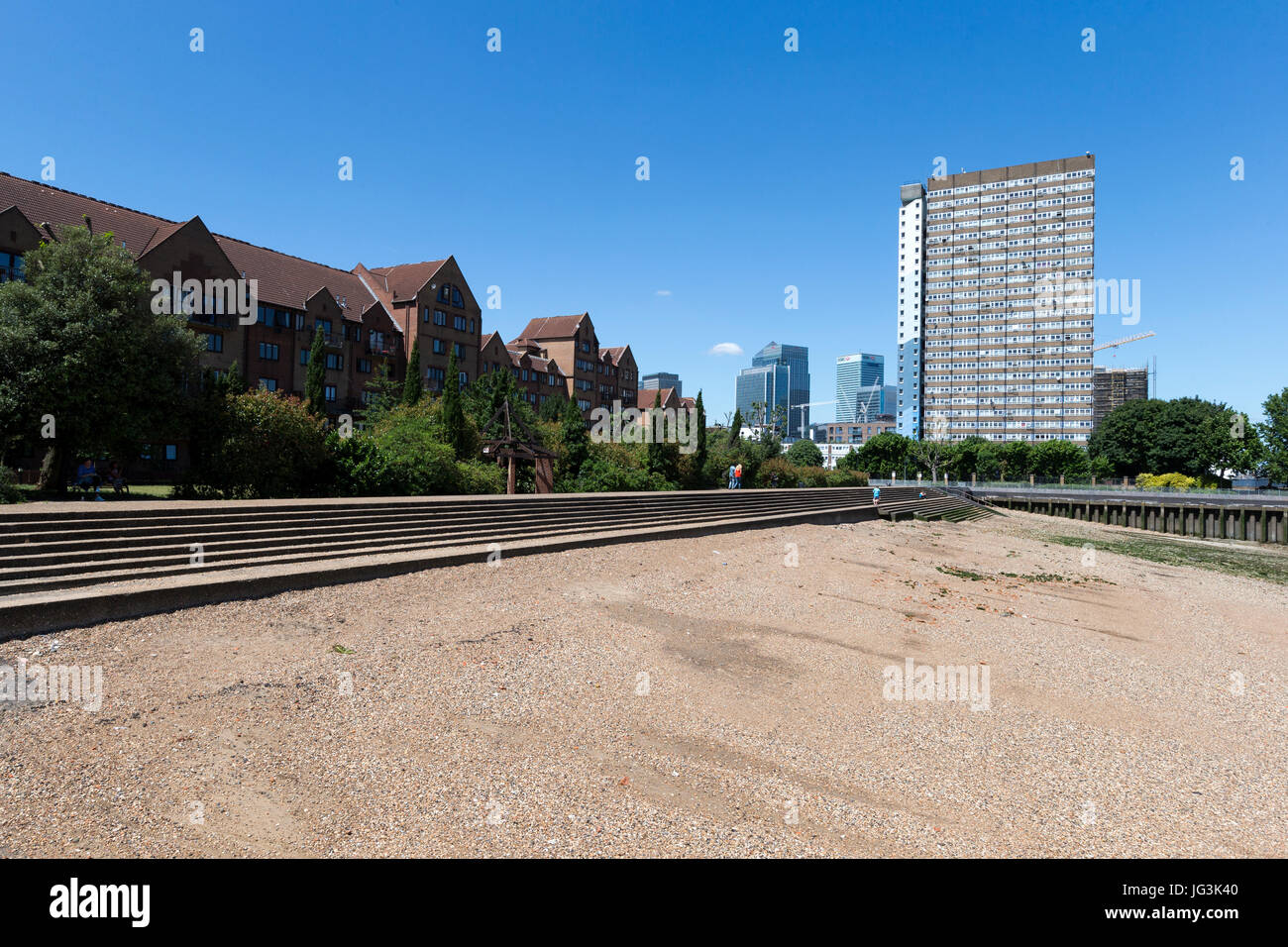 View of Kelson House and the Thames foreshore, Isle of Dogs, London, UK ...