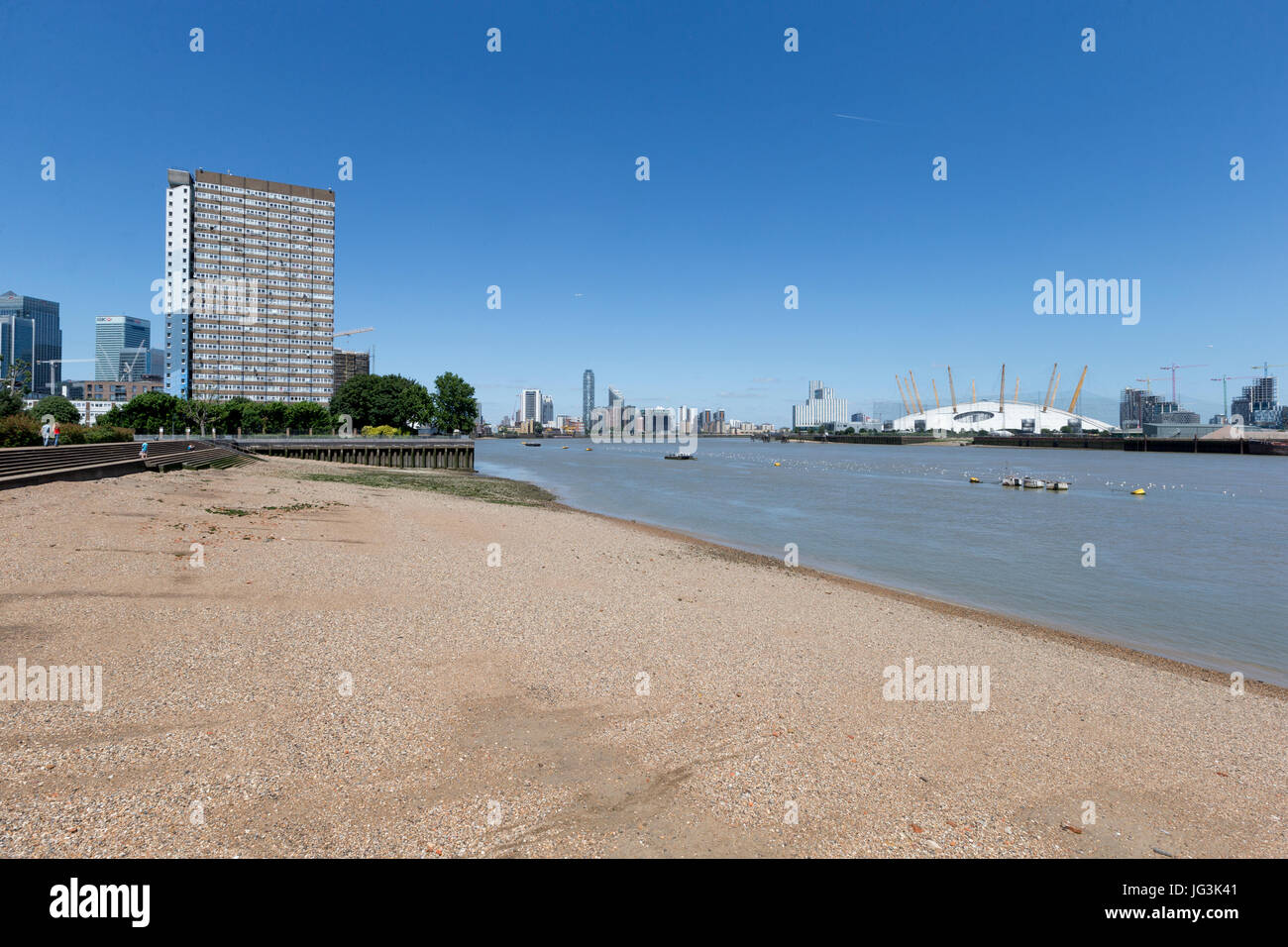 View of Kelson House and the Thames foreshore, Isle of Dogs, London, UK ...