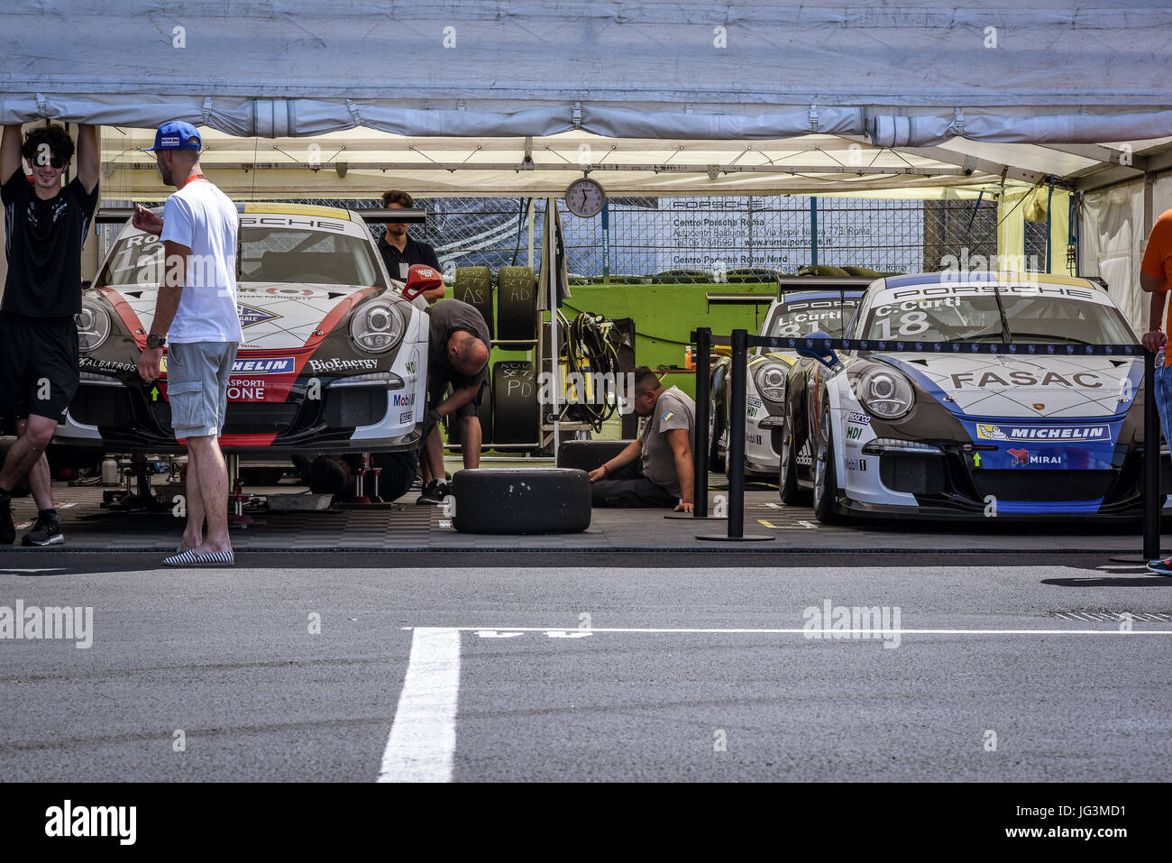 Mechanic working on car hi-res stock photography and images - Alamy