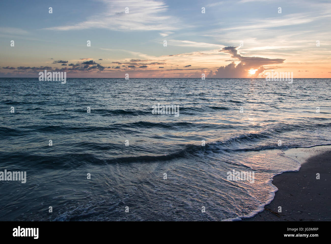 The open sea sunset paradise hi-res stock photography and images - Alamy