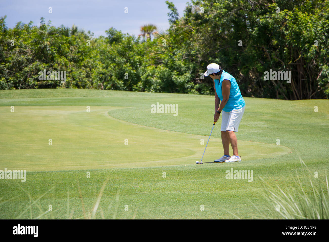 Putting ball hi-res stock photography and images - Alamy
