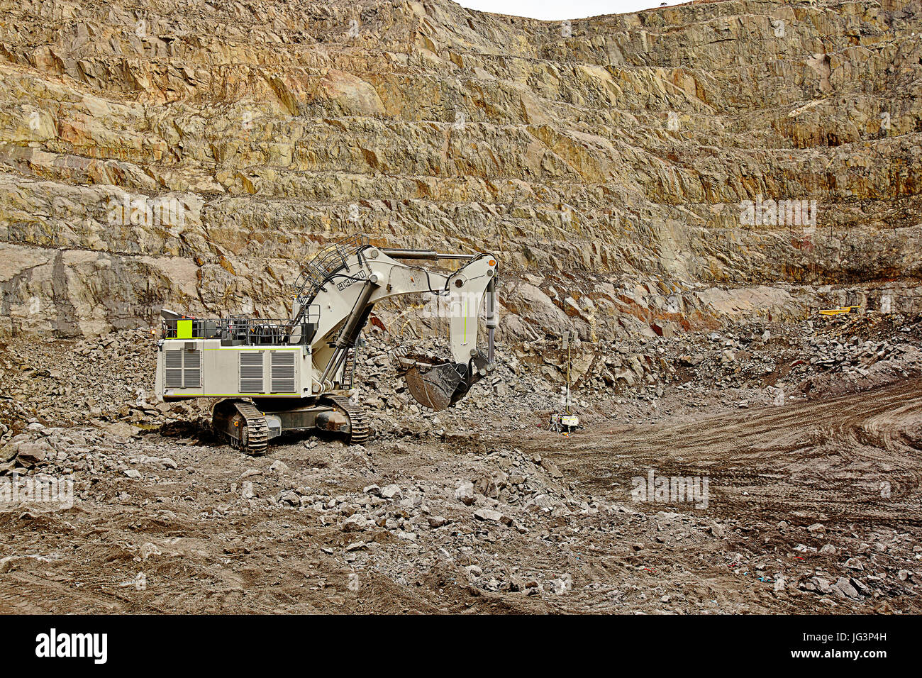 Vehicles working in open cut mine Stock Photo - Alamy