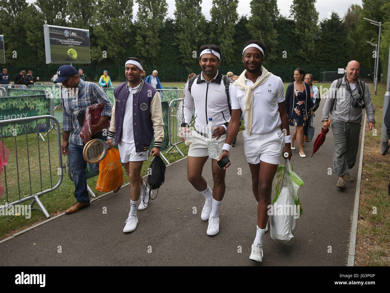Spectators arrive wimbledon park hi-res stock photography and images ...