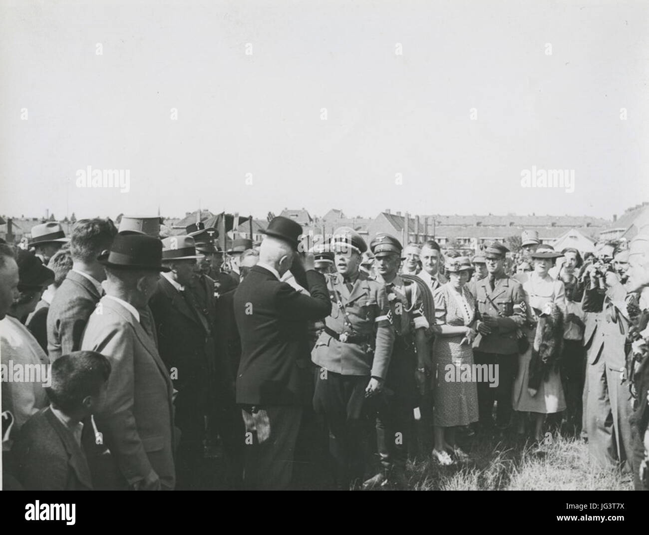 Minister president Hendrik Colijn beantwoordt de groet van de leider ...