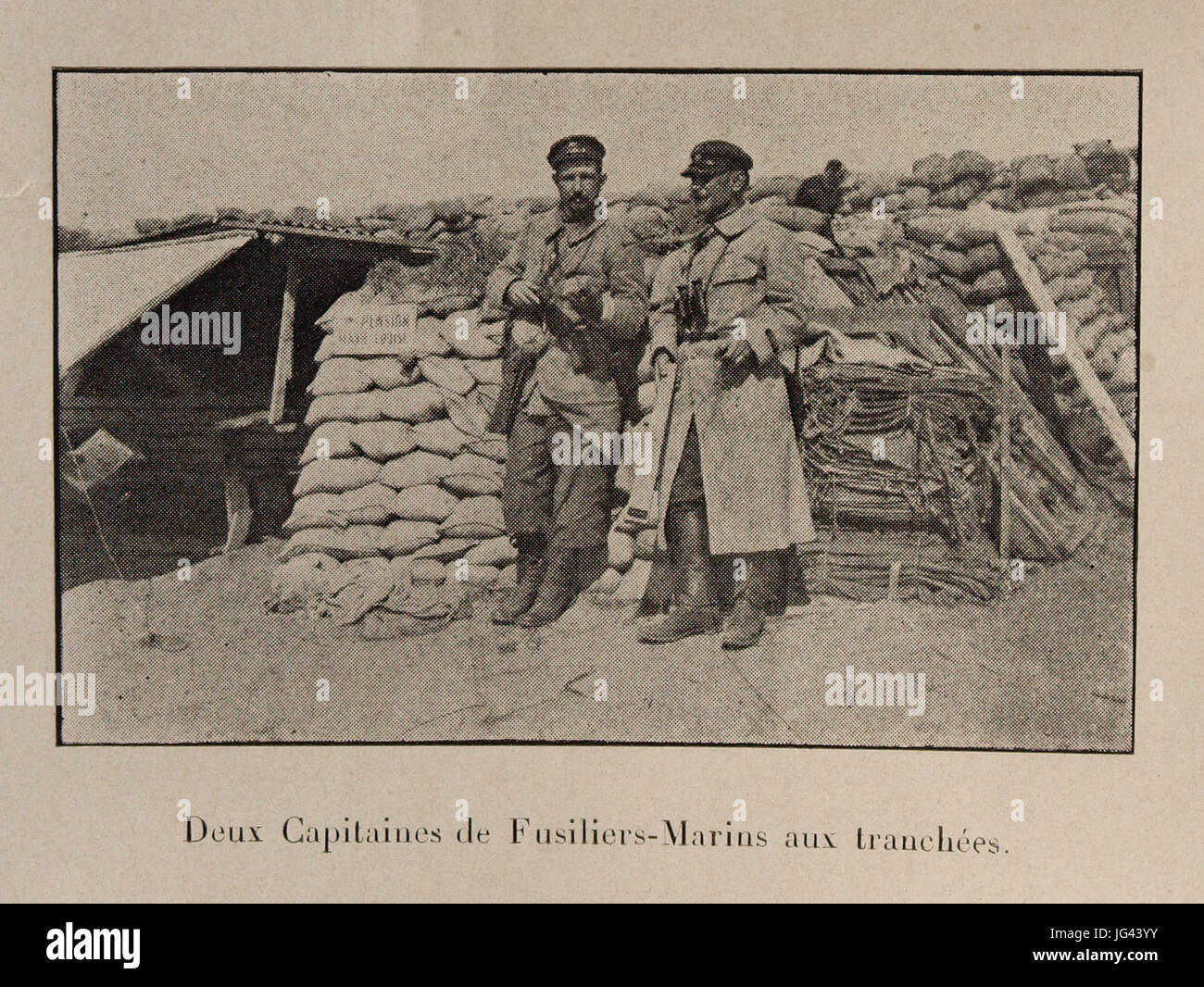 Nieuport 1915-2 capitaines de fusiliers marins aux tranchées Stock ...