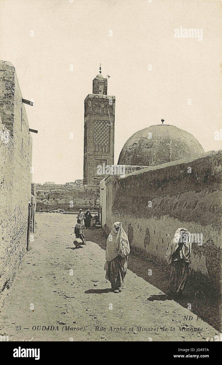 Oujda Rue arabe et minaret de la mosquée Stock Photo - Alamy
