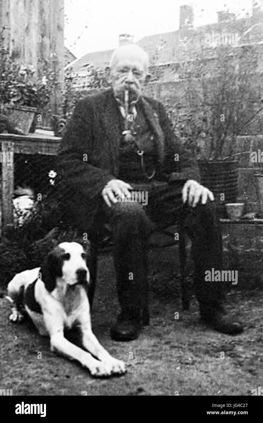 Papa Merx et son chien Stock Photo - Alamy