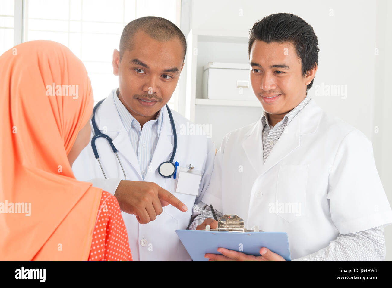 Doctor with patient muslim hi-res stock photography and images - Alamy