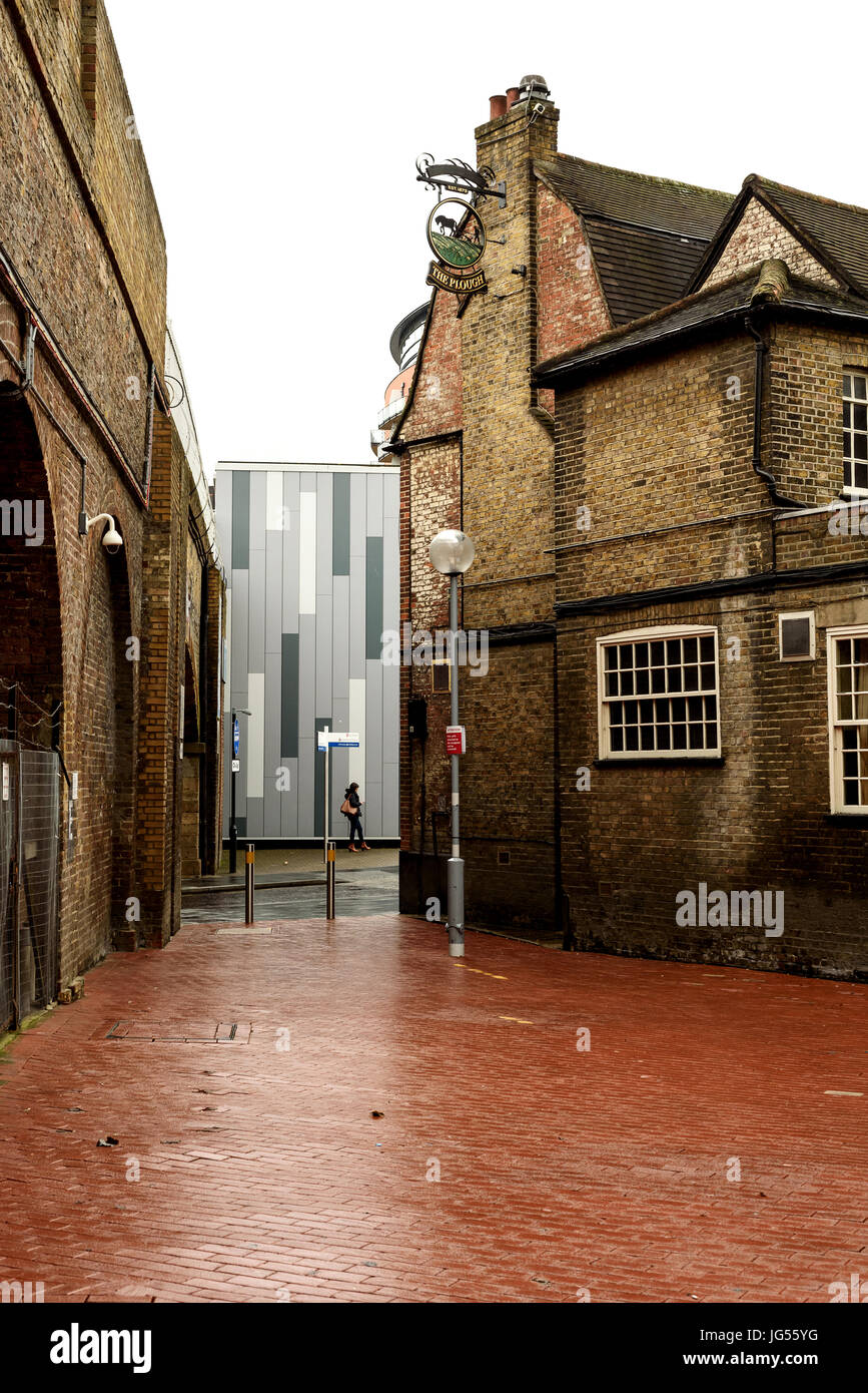 People standing building rain hi-res stock photography and images - Alamy